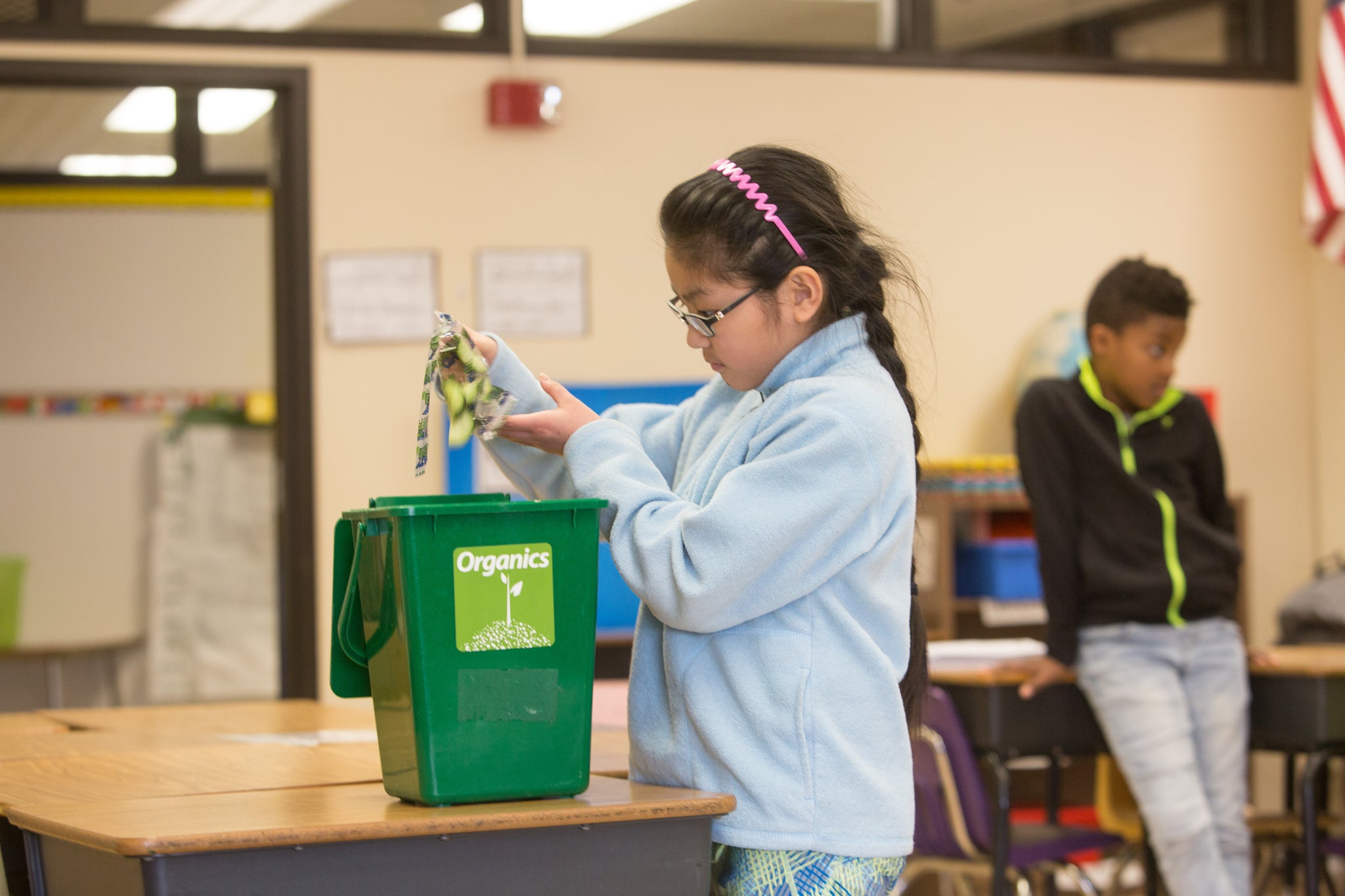 Organics lid and small bin label for residents – Environmental materials