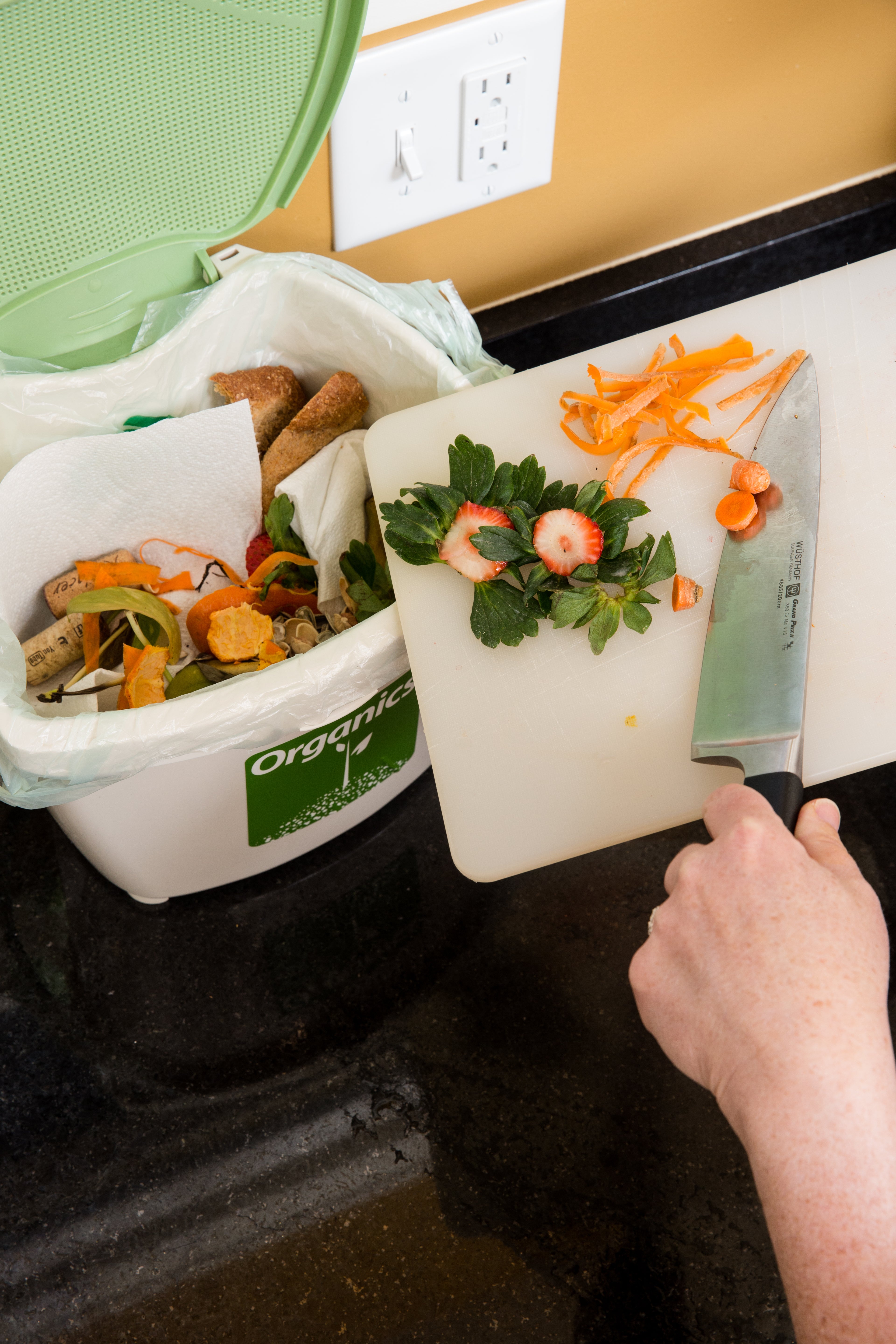 Organics lid and small bin label for residents – Environmental materials