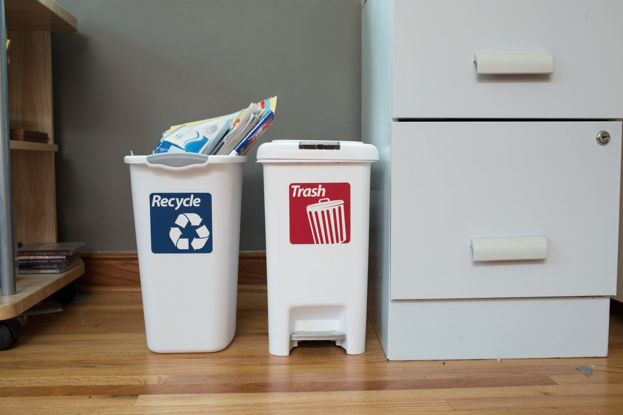 Trash lid and small bin label for residents – Environmental materials